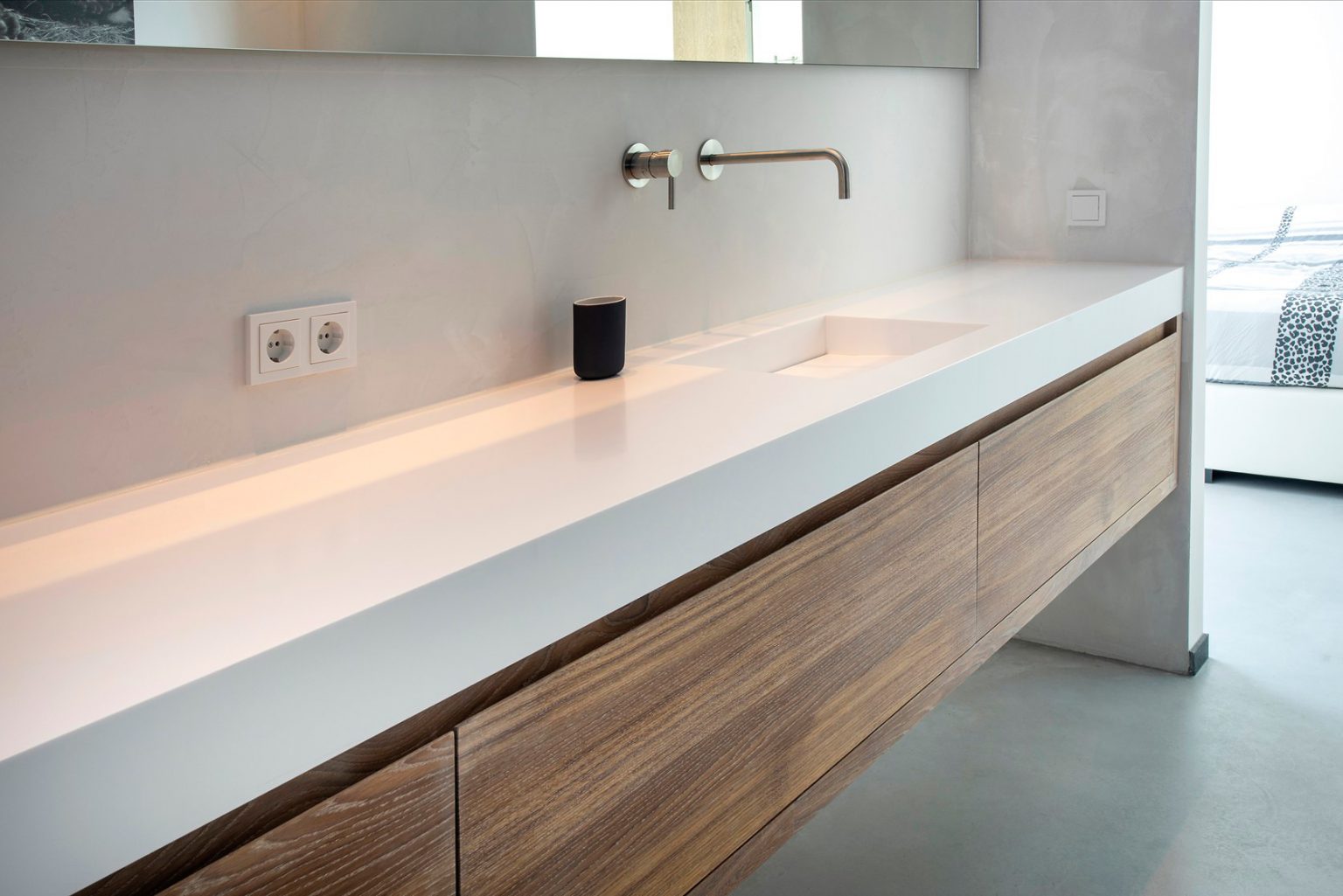 Design badkamers | Solid surface & eikenhouten meubels