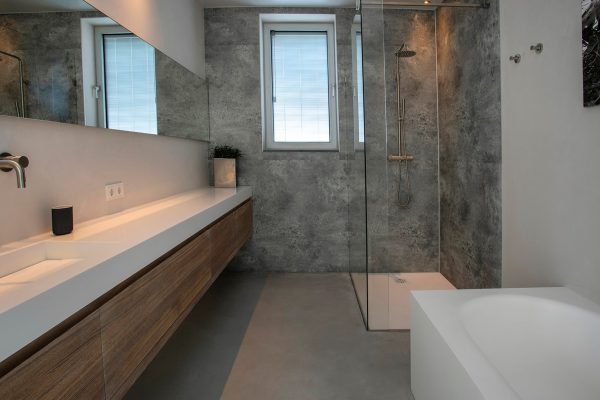 Design badkamers | Solid surface & eikenhouten meubels