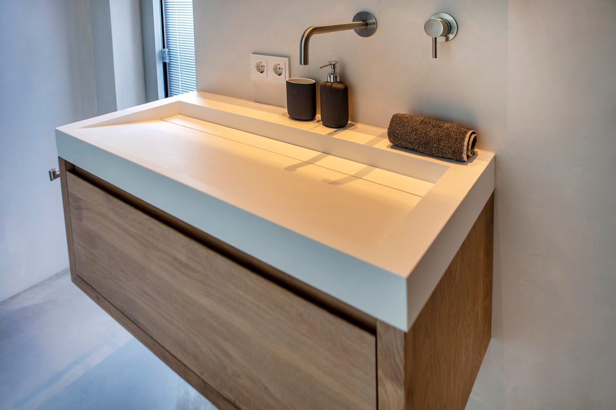 Design badkamers | Solid surface & eikenhouten meubels